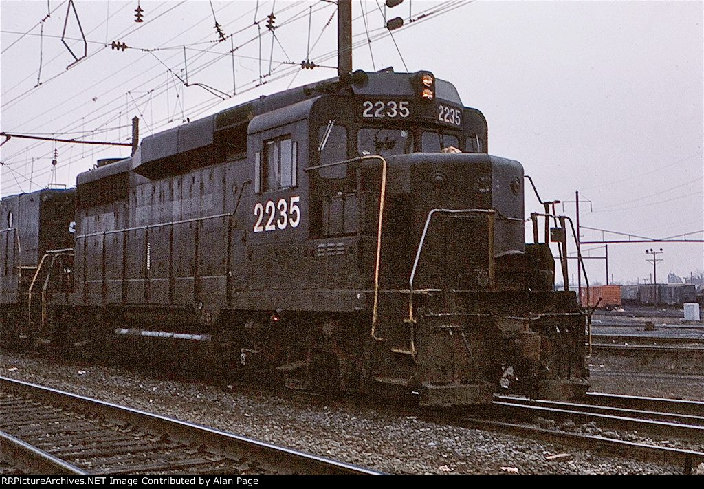 CR GP30 2235, GP9B 3839, and GP30 2221 roll light under the wires